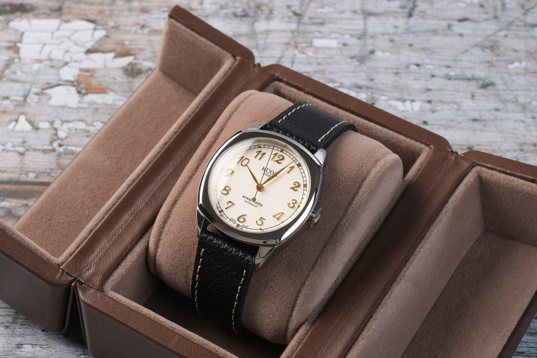 KUOE Royal Smith 90-008 - The Small Watch, That’s Big On Personality ...