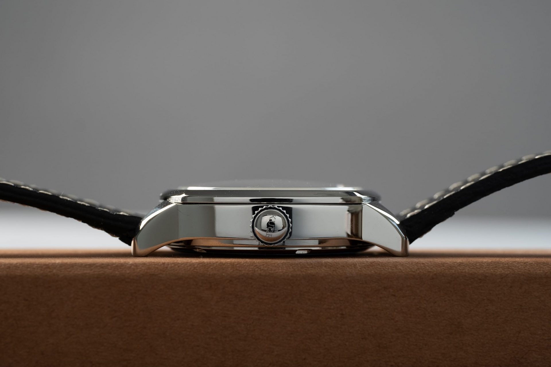 KUOE Royal Smith 90-008 - The Small Watch, That’s Big On Personality ...